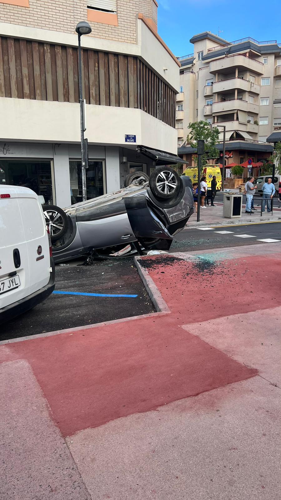 Fotogalería: El coche volcado en Ibiza, en imágenes.