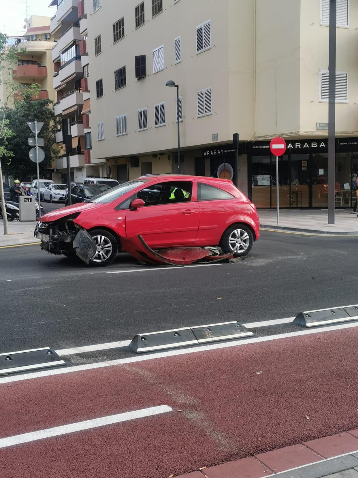 Fotogalería: El coche volcado en Ibiza, en imágenes.