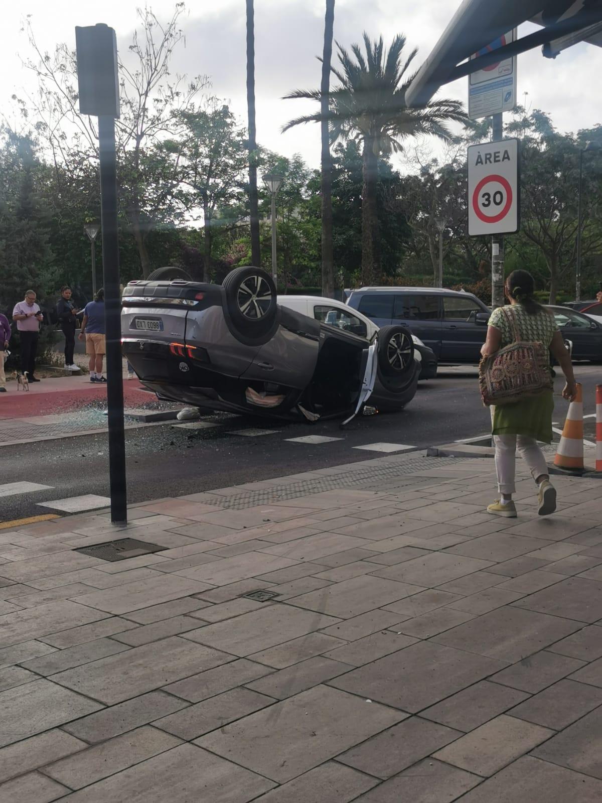 Fotogalería: El coche volcado en Ibiza, en imágenes.