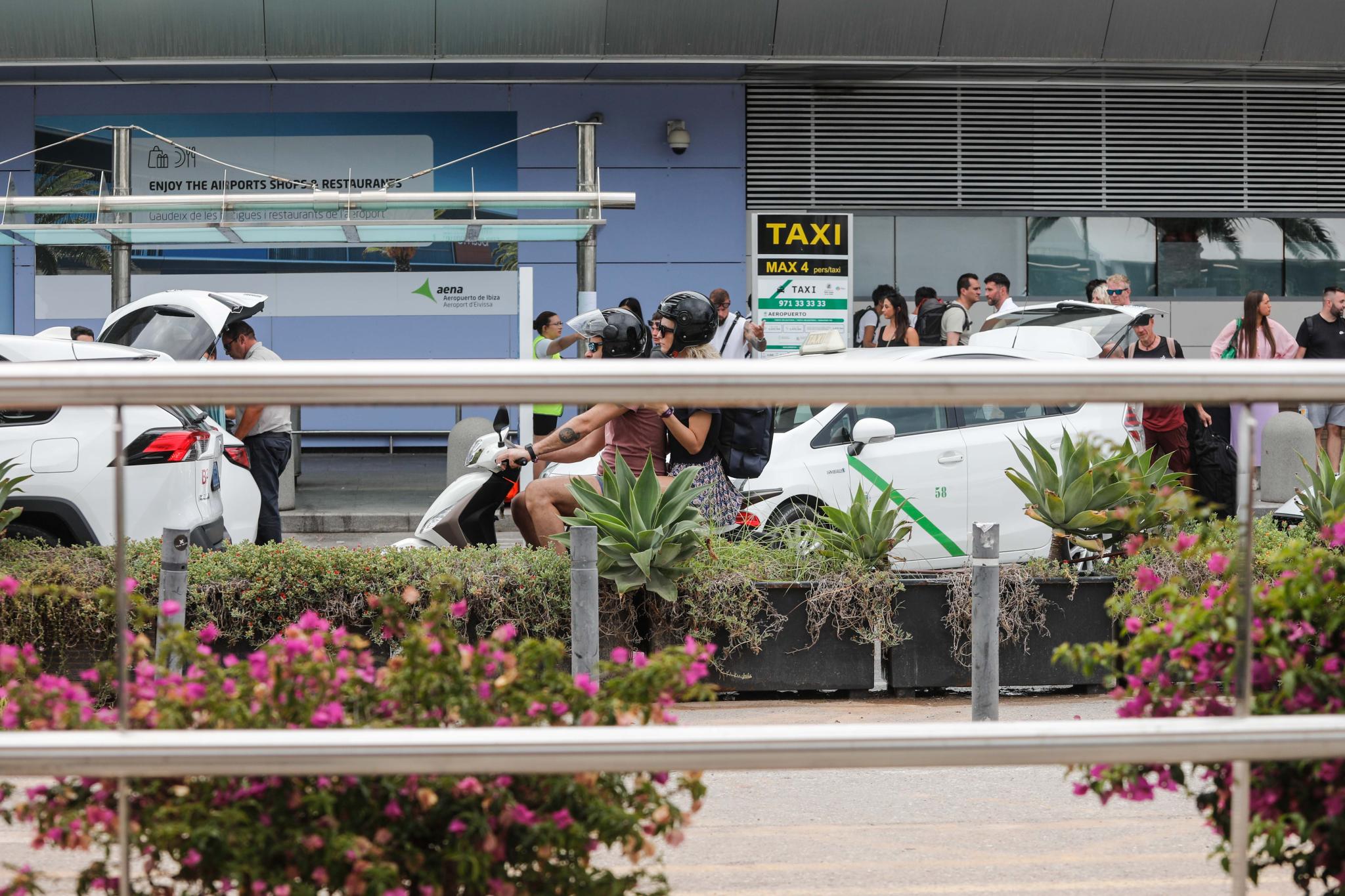Fotogalería: Colapso circulatorio en el aeropuerto de Ibiza, en imágenes