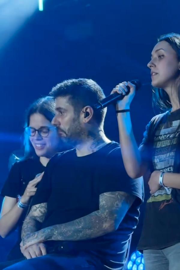 Melendi sube al escenario a una fan y alucina con cómo canta