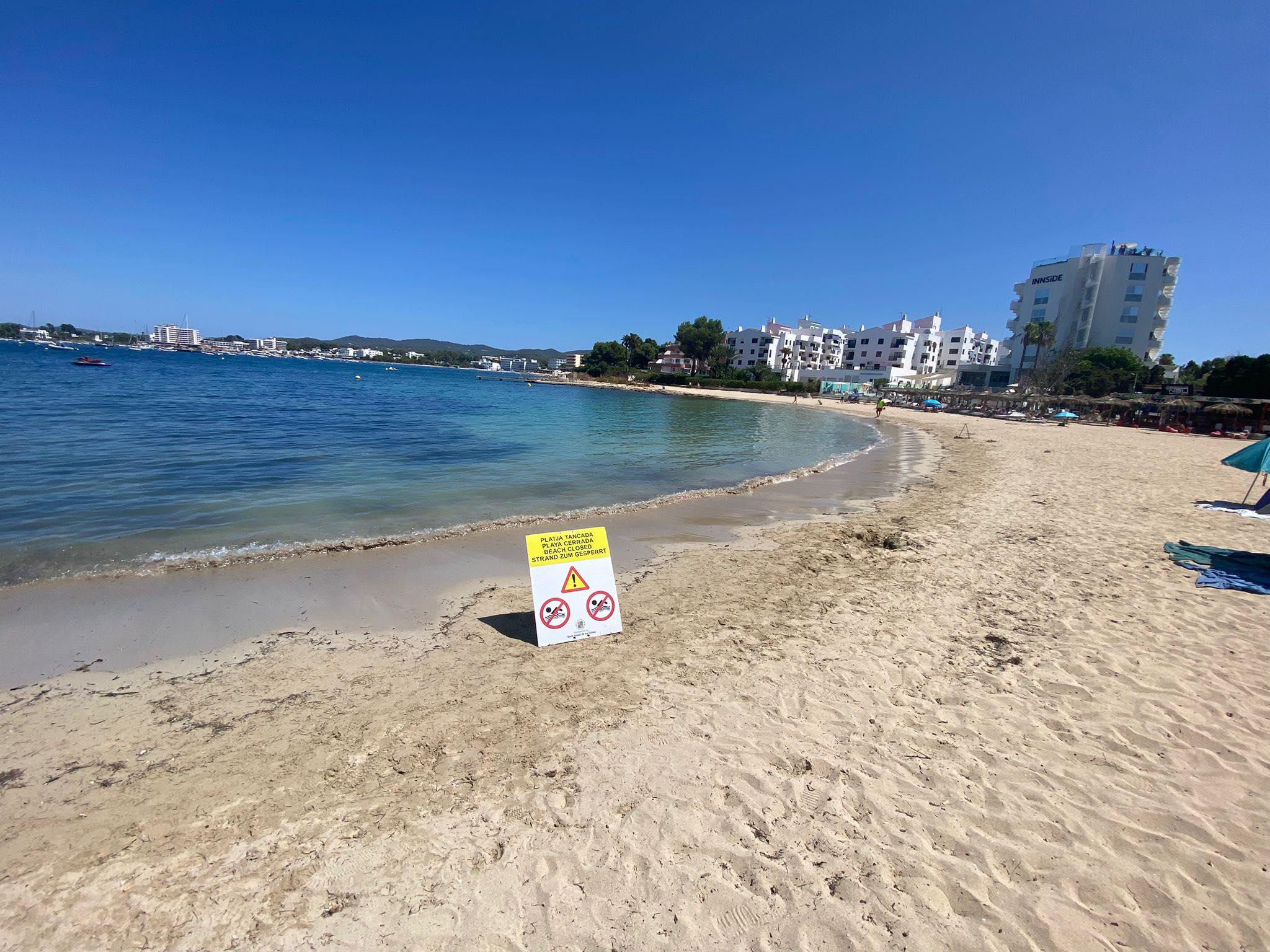 Reabre la playa de Punta Pinet tras el vertido de combustible y s ...