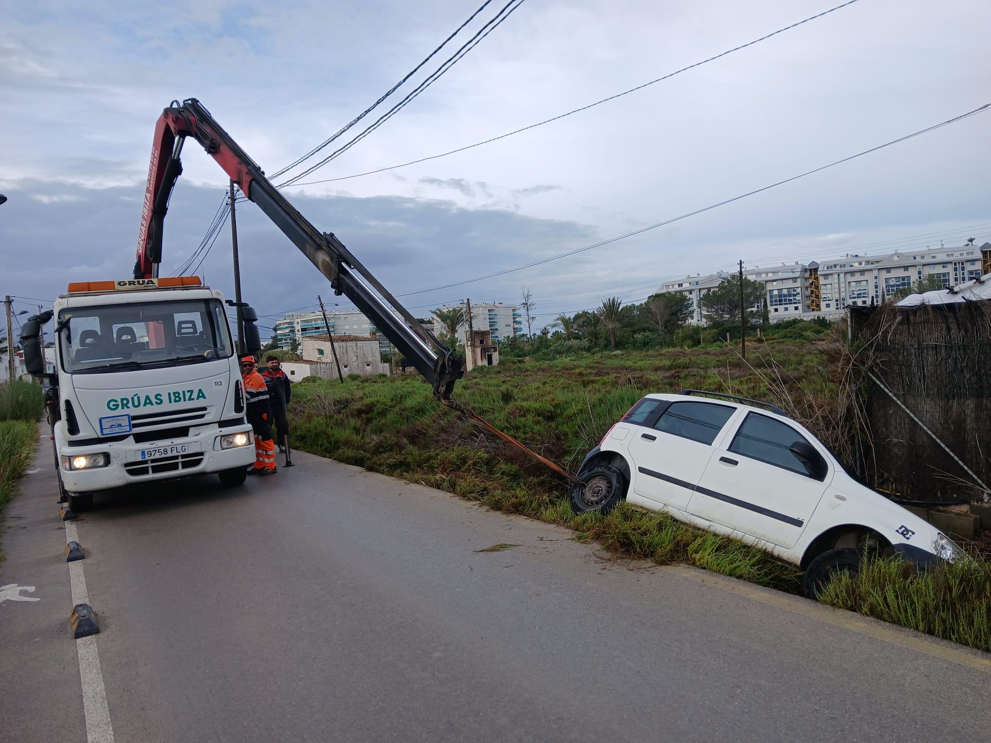 Extraen un coche que había caído a un canal de ses Feixes de Talamanca