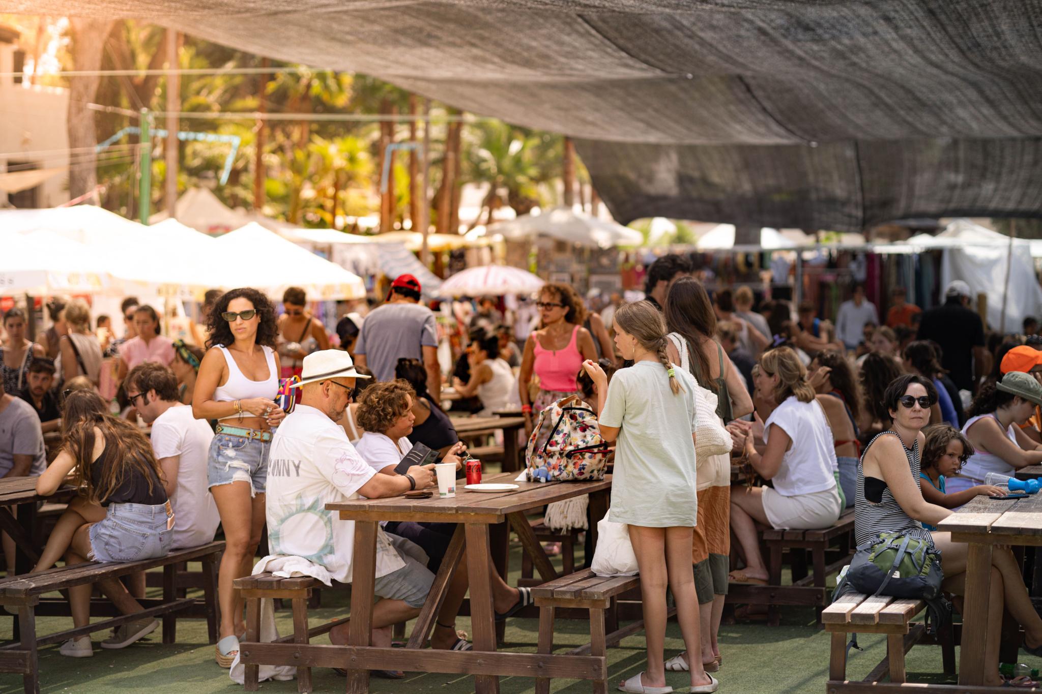El histórico Hippy Market Punta Arabí crece este verano con nuevas ...