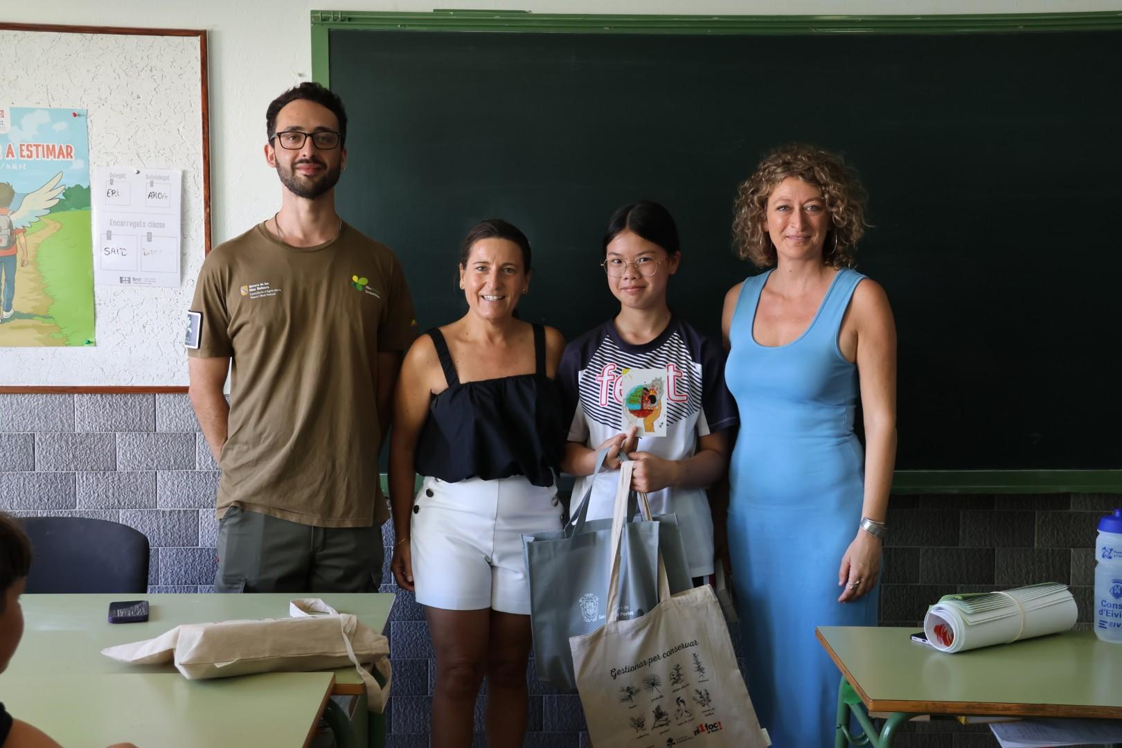 Jiaer Huang gana el concurso de dibujo ‘Ni un Foc al Bosc’ de Sant Antoni