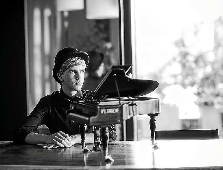 El centro cultural de Sant Carles acoge esta noche un recital del joven ...