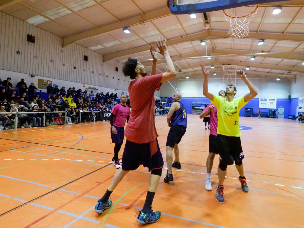 Roger Esteller marca el compás