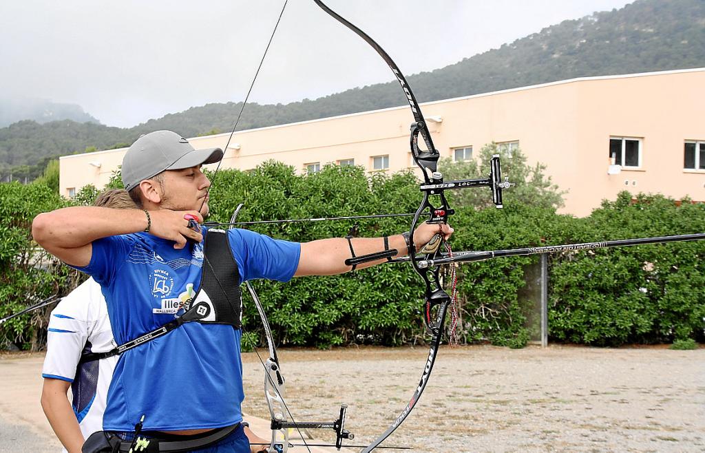 Los arqueros salen de caza al bosque