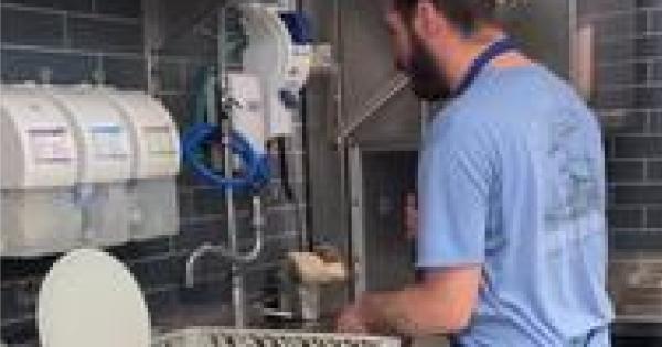 Un tiktoker revela su sueldo como fregaplatos en Suiza y se hace viral