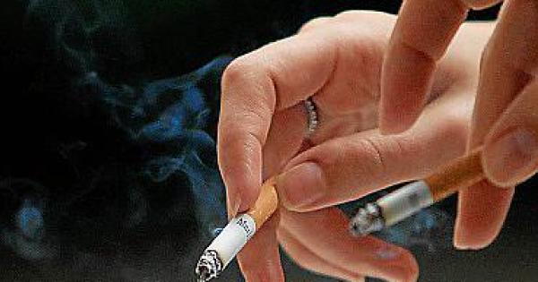 Las mujeres toman más tranquilizantes y los hombres fuman y beben más