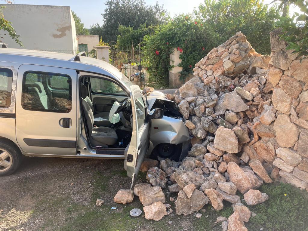 Fotogalería: El choque contra un muro de piedra en Ibiza, en imágenes.