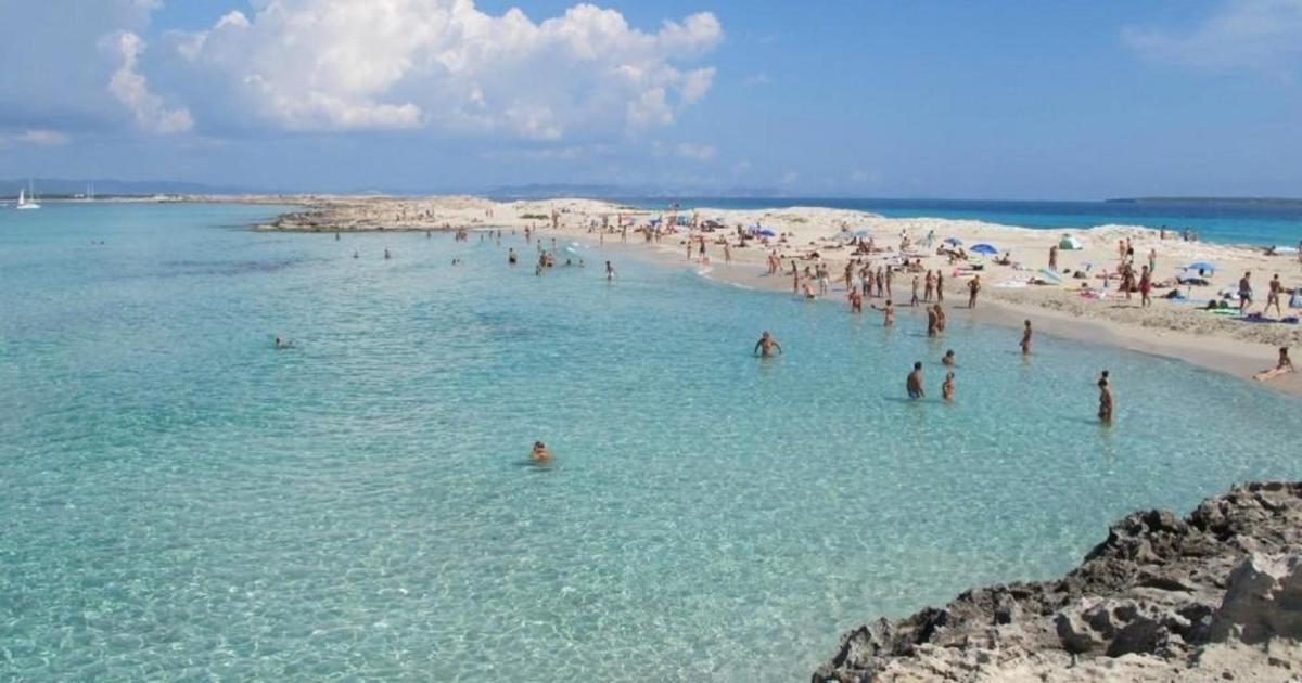 Formentera firma los contratos de los cuatro lotes de hamacas en ...