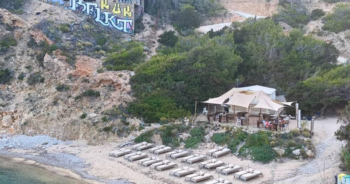 Revientan de hamacas una pequeña cala de Ibiza