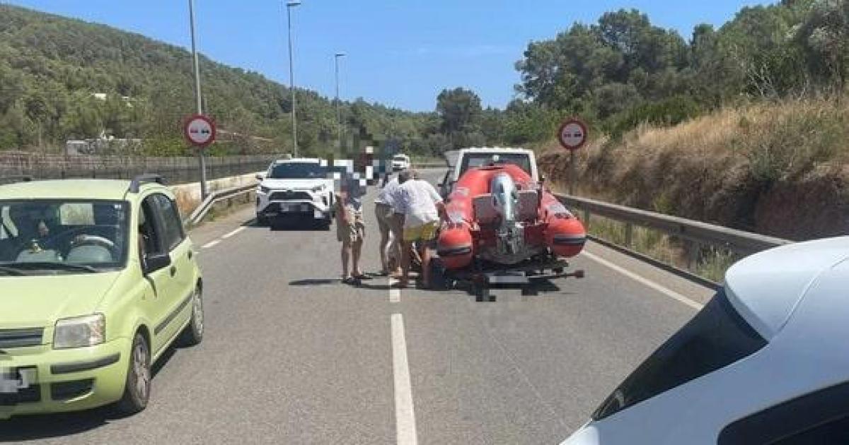 Pierde la barca que llevaba a remolque mientras circulaba por la ...