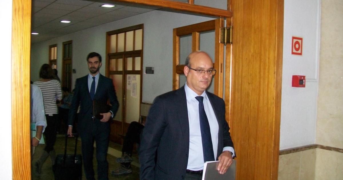 Julio Iglesias contrata al abogado que defendió a Maria Antònia Munar