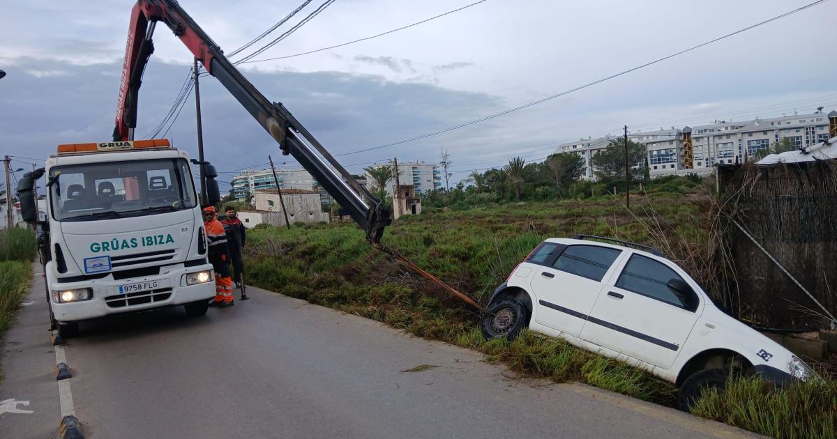 Extraen un coche que había caído a un canal de ses Feixes de Talamanca