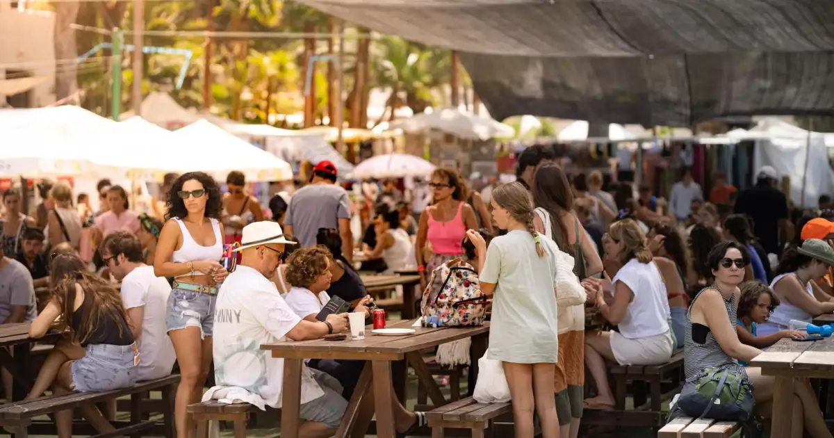 El histórico Hippy Market Punta Arabí crece este verano con nuevas ...