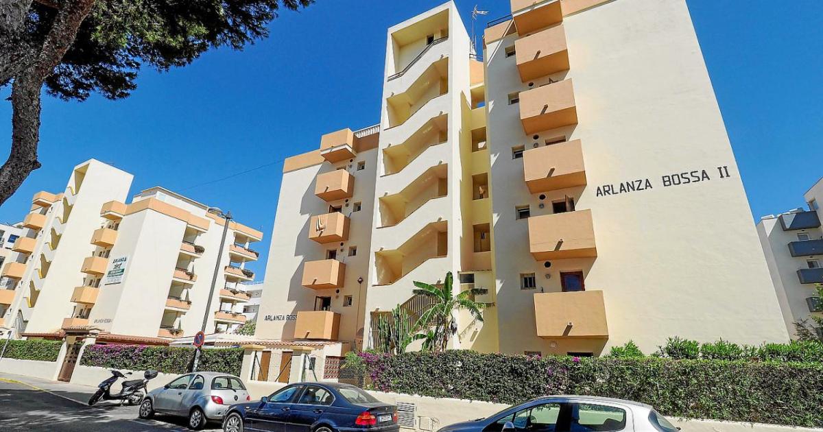 Un turista, muy grave tras hacer balconing en Ibiza